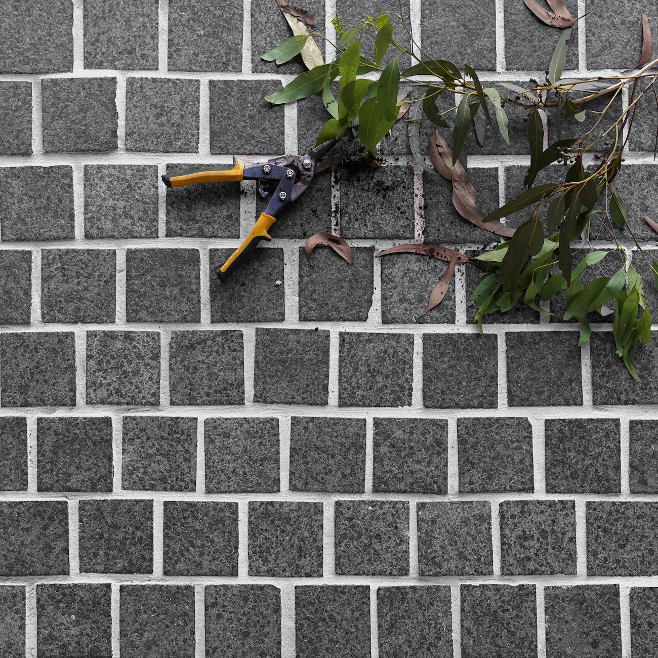 Raven Black Granite Cobblestone - Stone Centre